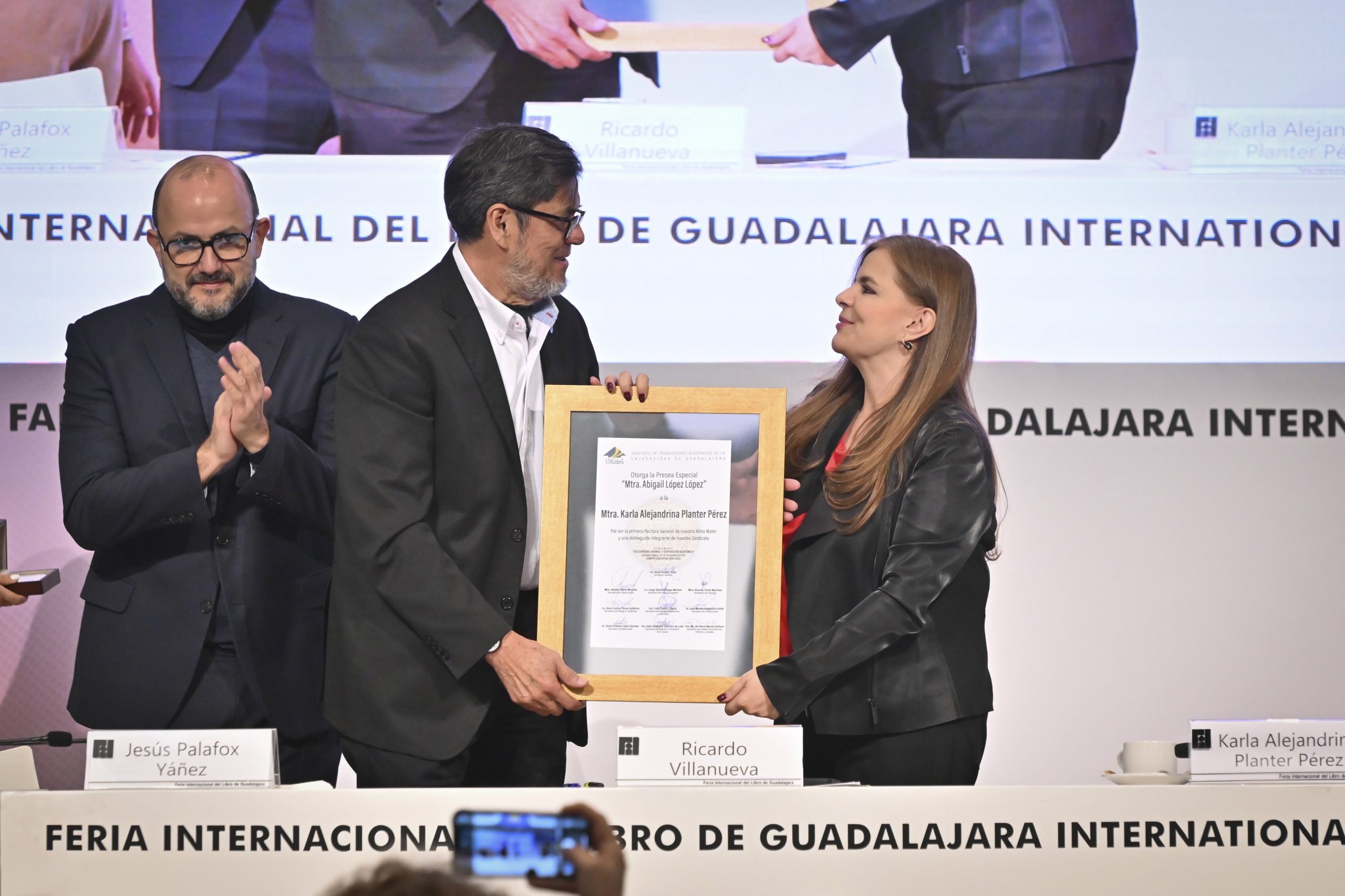 Entregan preseas Enrique Díaz de León - Gaceta UDG